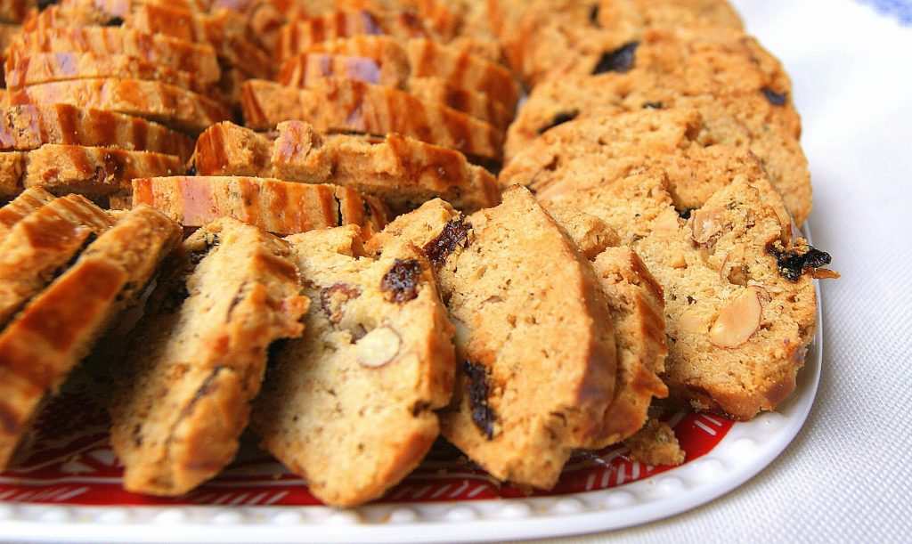 Moroccan Fekkas with Almonds and Raisins - Fekkas Msseoues Recipe